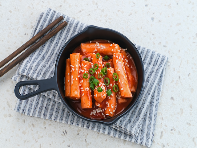 Cosa sono i tteokbokki, gli gnocchi di riso coreani che dovresti provare