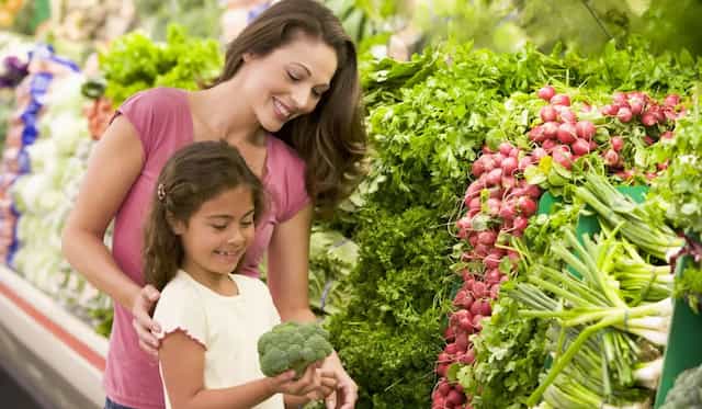 Restare più lungo a tavola, il segreto per far mangiare la verdura ai bambini - inNaturale