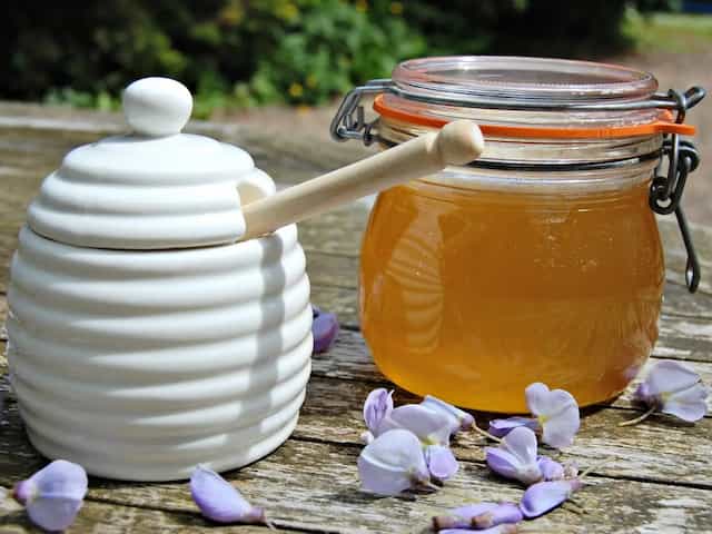 Miel o azúcar, ¿cuál es mejor cómo edulcorante? - inNaturale