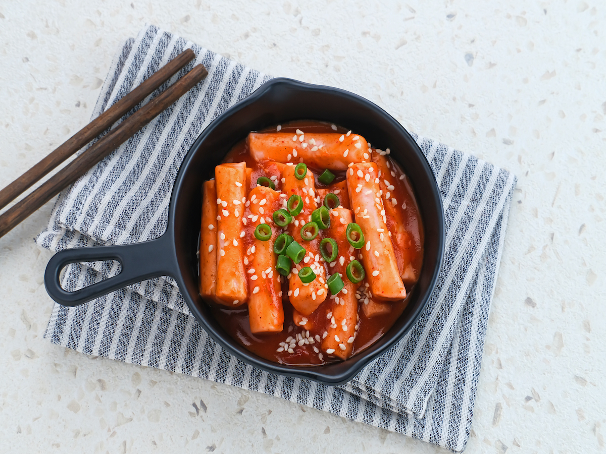 Cosa sono i tteokbokki, gli gnocchi di riso coreani che dovresti provare